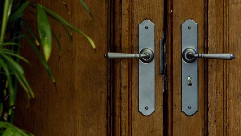 How to Fix a Sticking Front Door Lock of Your House?